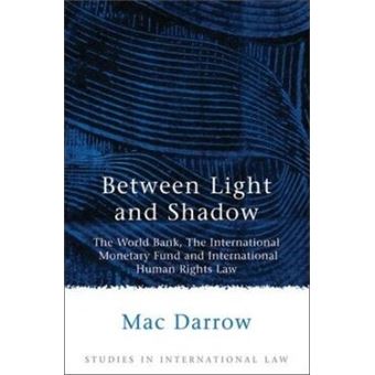 Between Light And Shadow - broché - Darrow Mac - Achat Livre | fnac