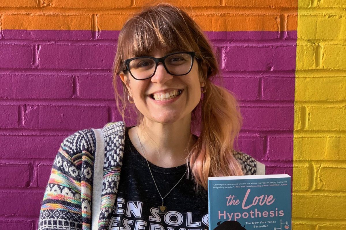 Ali Hazelwood: biografia da neurocientista que se tornou um fenómeno da ...