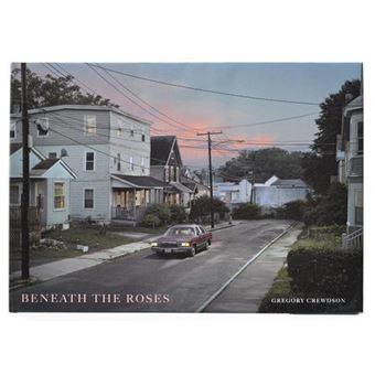 Beneath the Roses: Photographs by Gregory Crewdson - relié - Gregory Crewdson - Achat Livre | fnac